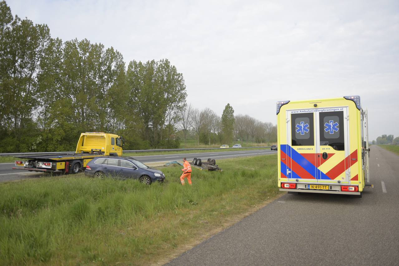 Auto en aanhanger met zand belanden op de kop bij ongeval op A7 ...