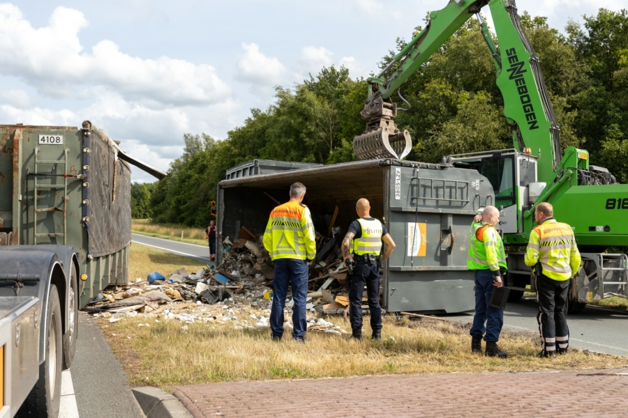 Aanhanger vrachtwagen kantelt na oprijden invoegstrook - NoorderNieuws