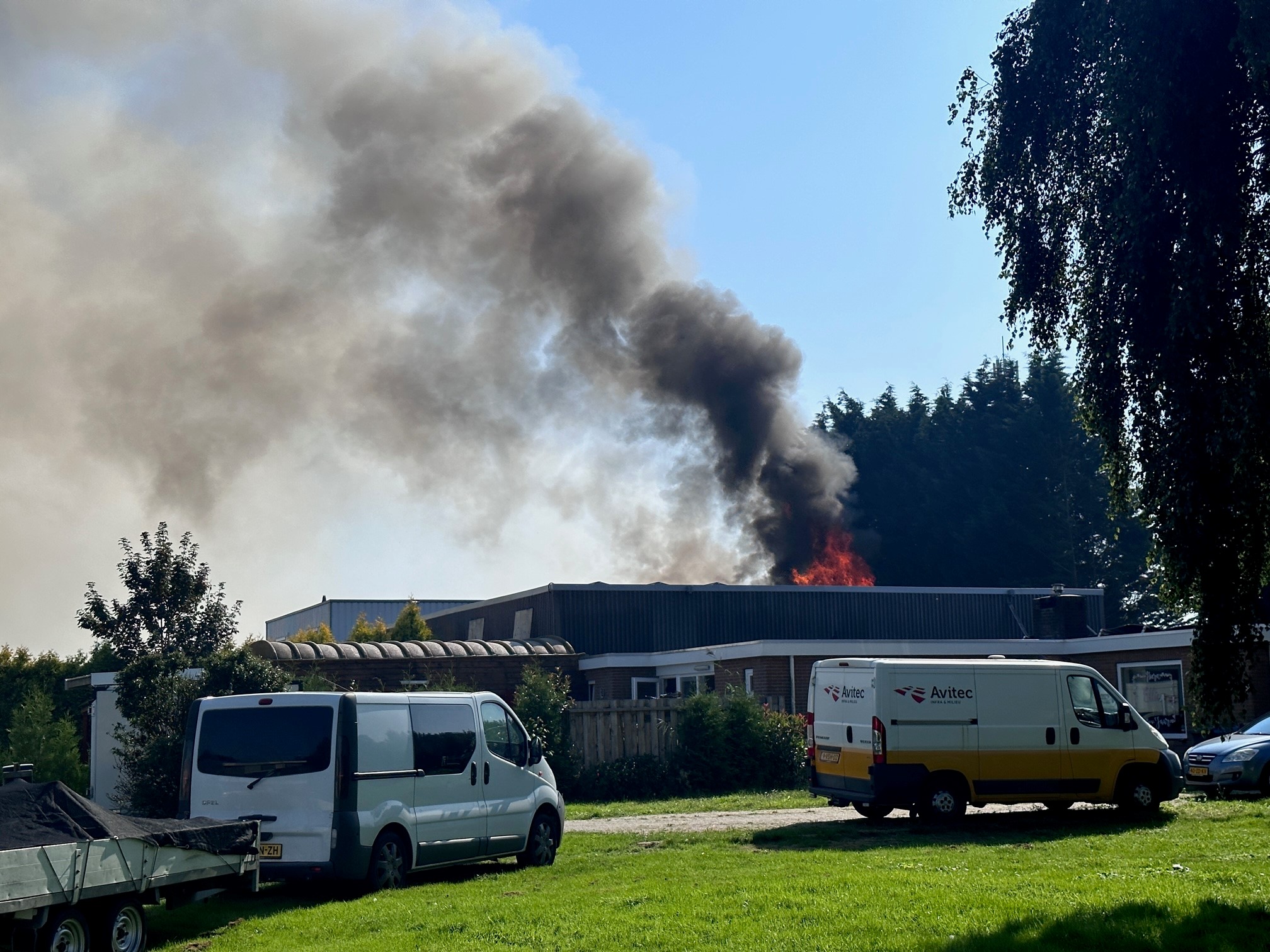 Grote uitslaande brand in bedrijfspand - NoorderNieuws