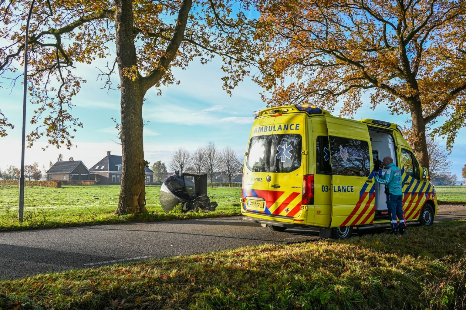 Auto slaat over de kop en belandt in greppel na ongeval met ...