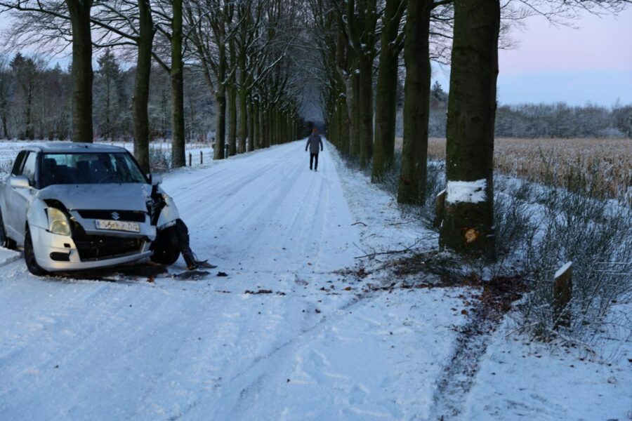 Auto botst tegen boom door gladde weg - NoorderNieuws