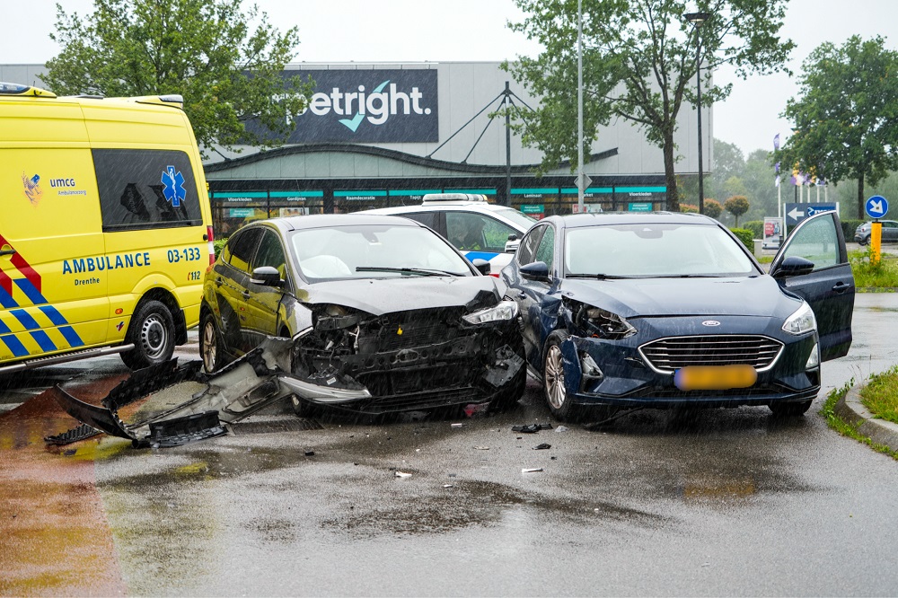 Gewonde en veel schade na botsing tussen twee auto’s - Oozo.nl