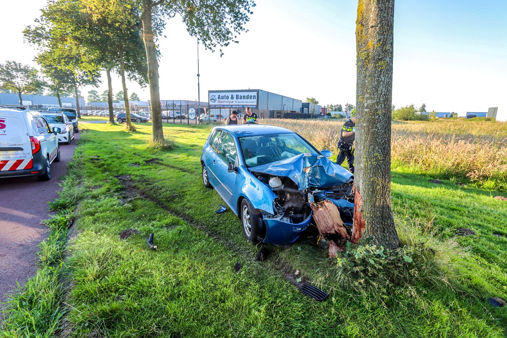 Auto botst tegen boom, bestuurder gewond naar het ziekenhuis - NoorderNieuws
