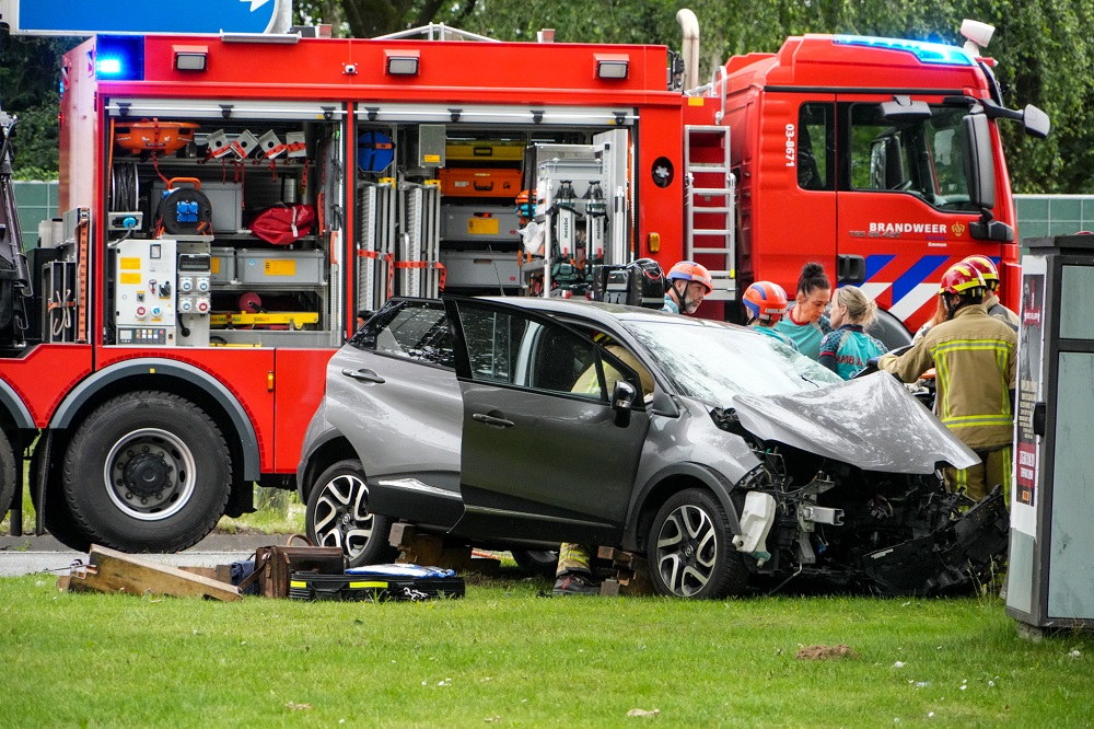 Automobilist gewond na botsing met vrachtwagen - NoorderNieuws