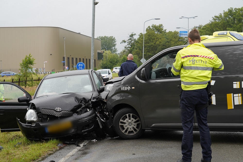 Veel schade na ongeval tussen twee bestelbussen en een auto - NoorderNieuws