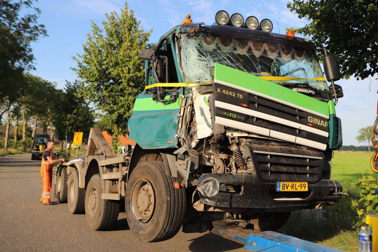 Vrachtwagen zwaar beschadigd na botsing tegen boom - 112 Nederland