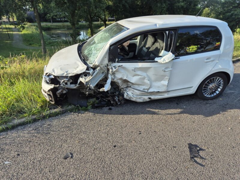 Drie gewonden na frontale aanrijding tussen twee auto’s - NoorderNieuws
