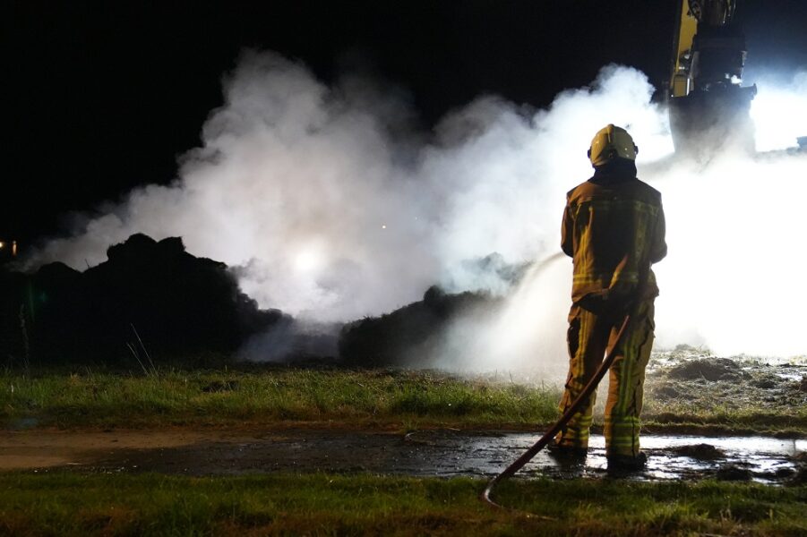 Opnieuw grote berg gras in brand, brandweer uren bezig met blussen ...