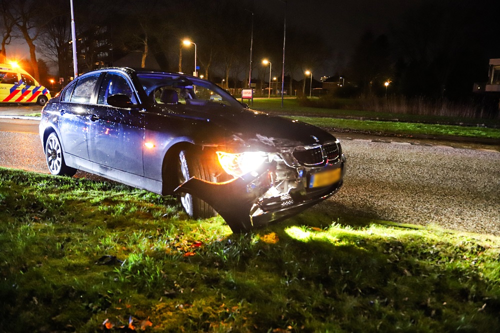 Veel schade na botsing tussen auto en bestelbus - NoorderNieuws