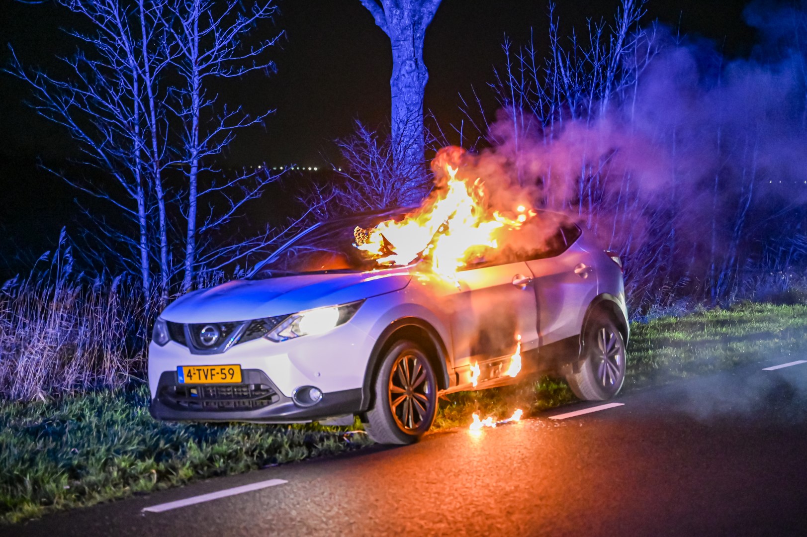 Auto vliegt in brand: “Bestuurster sprong uit rijdende auto ...
