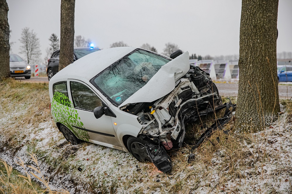 Auto botst tegen boom, mogelijk door gladheid - NoorderNieuws
