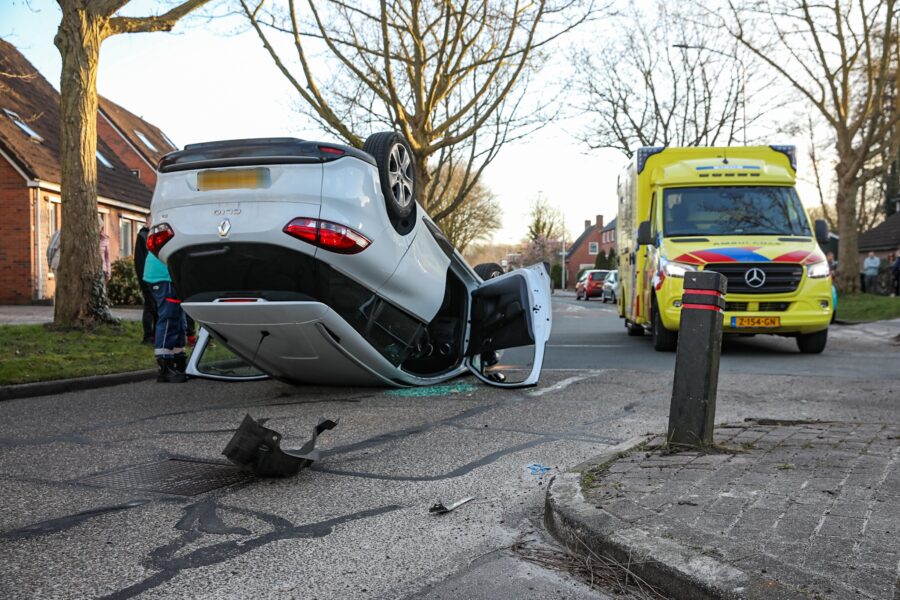 Auto belandt op dak na botsing met paaltje in woonwijk - NoorderNieuws