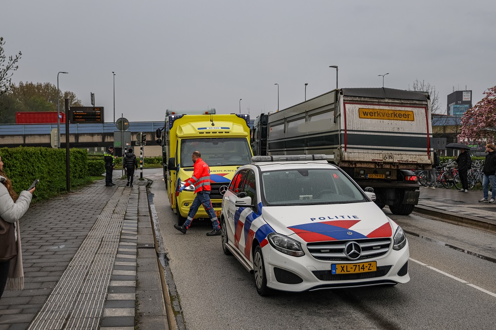 Fietser gewond na botsing met vrachtwagen - NoorderNieuws