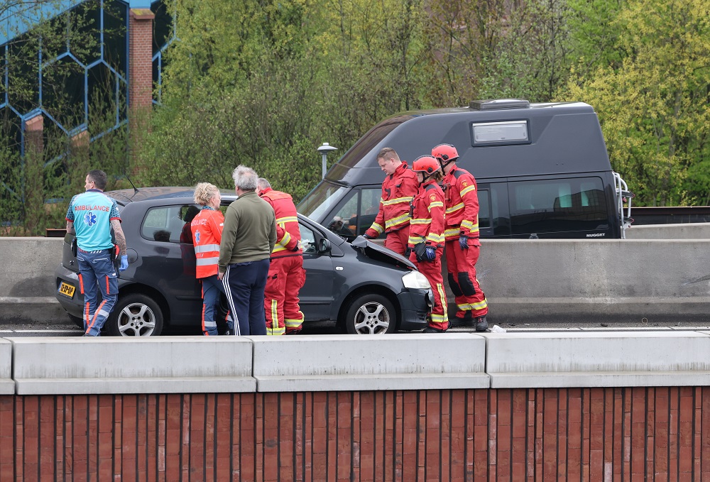 Auto botst tegen vangrail in bekende ‘mariobocht’ - NoorderNieuws