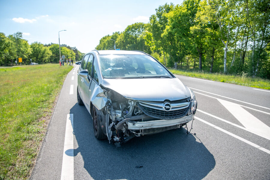 Auto’s botsen op kruising, verkeer tijdelijk omgeleid - NoorderNieuws