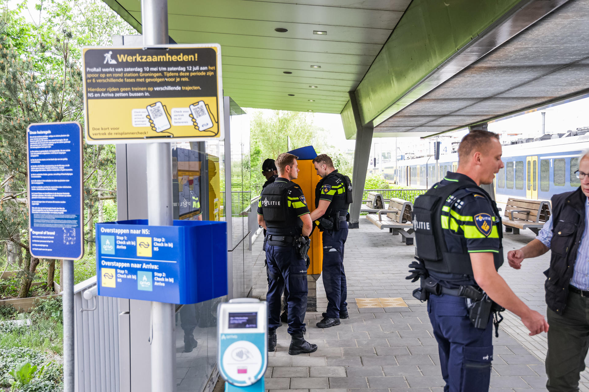 Politie doorzoekt trein en perron na verdachte situatie op station ...