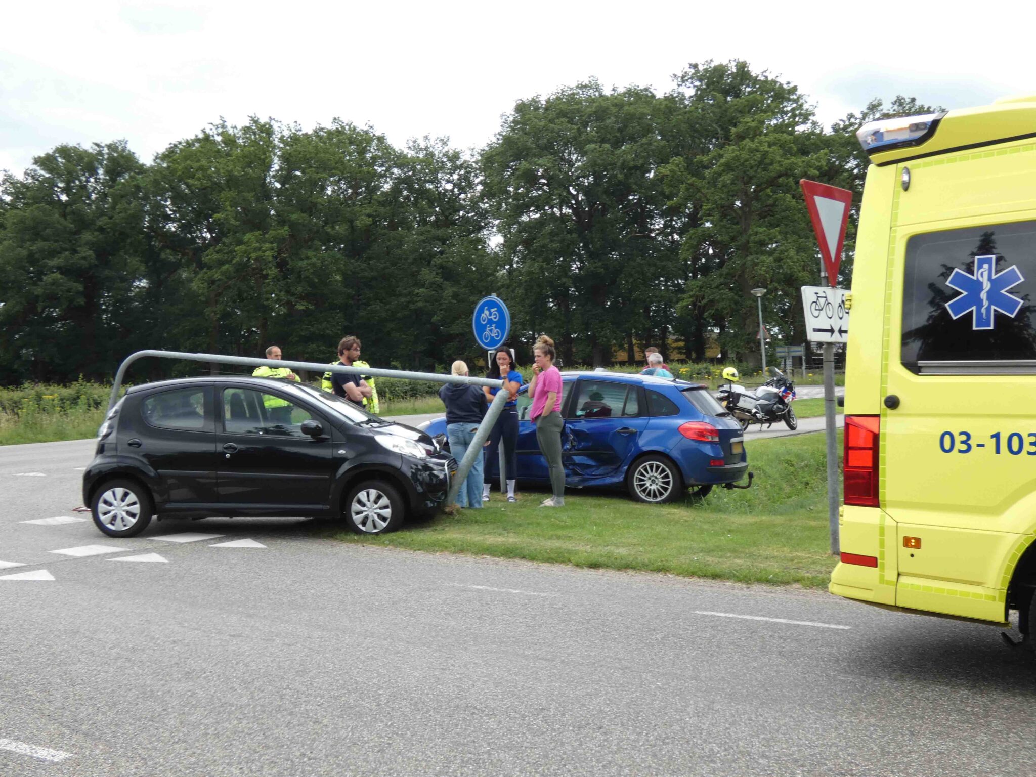 Twee auto’s botsen op kruising, lantaarnpaal omver gereden - NoorderNieuws