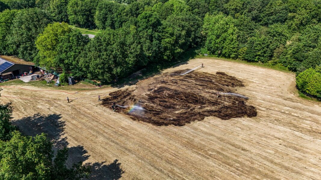 Groot stuk weiland afgebrand - NoorderNieuws