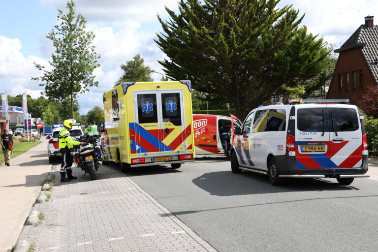 Twee autos botsen weg tijdelijk afgesloten - NoorderNieuws