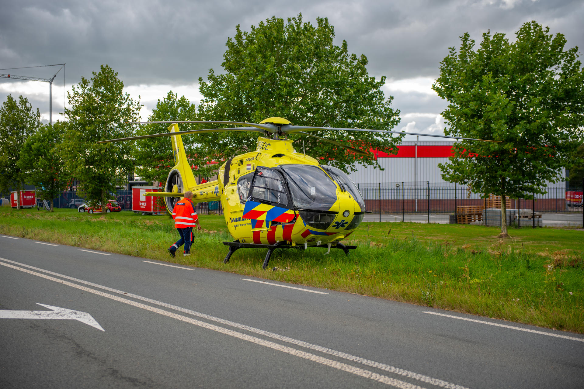 Auto op de kop bij botsing op kruispunt, traumahelikopter ingezet - NoorderNieuws