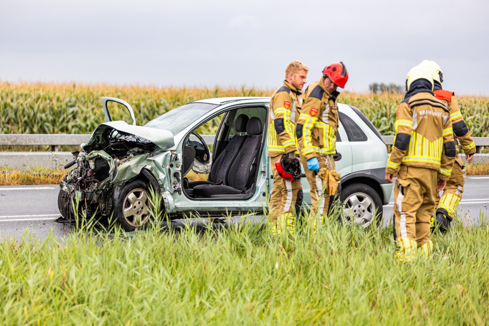 Drie gewonden bij frontale botsing, provinciale weg volledig afgesloten - NoorderNieuws