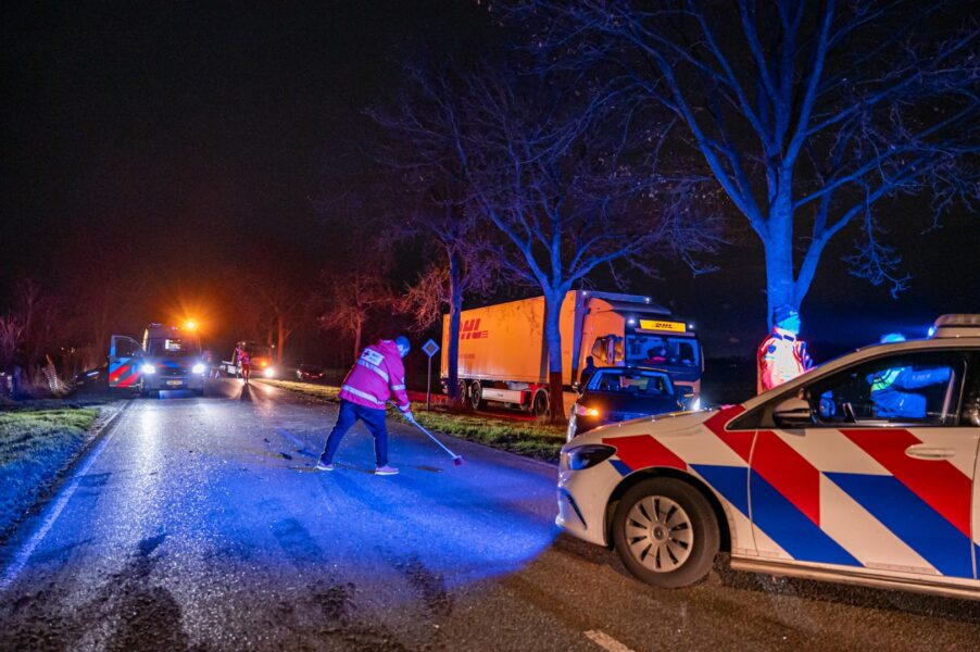 Bestuurder gewond na botsing met auto met aanhanger - NoorderNieuws