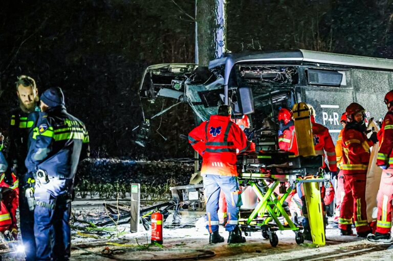 Lijnbus botst op boom door gladheid, chauffeuse bekneld - NoorderNieuws