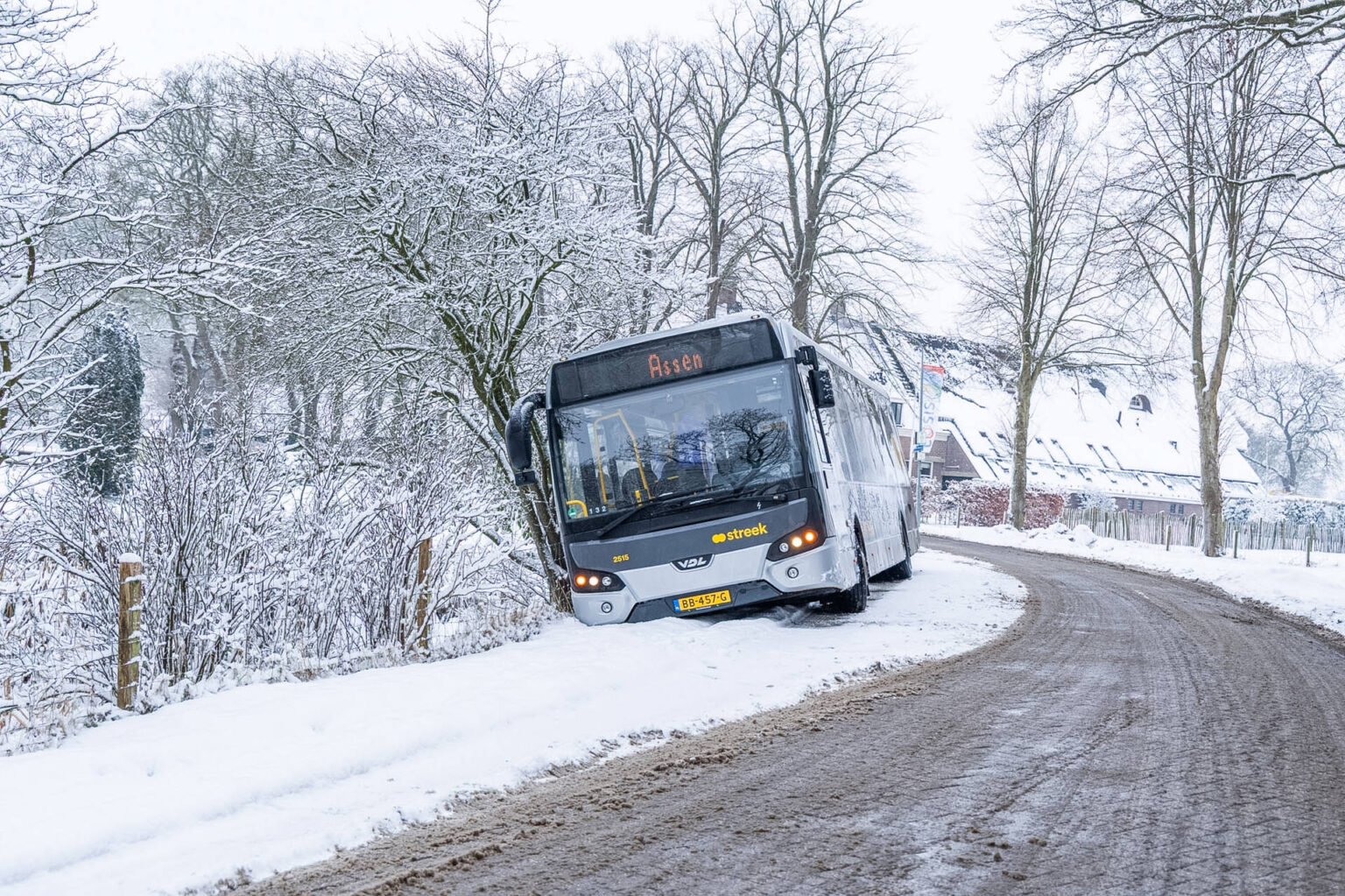 Bus raakt door gladheid van de weg, passagiers verlaten bus via raam ...