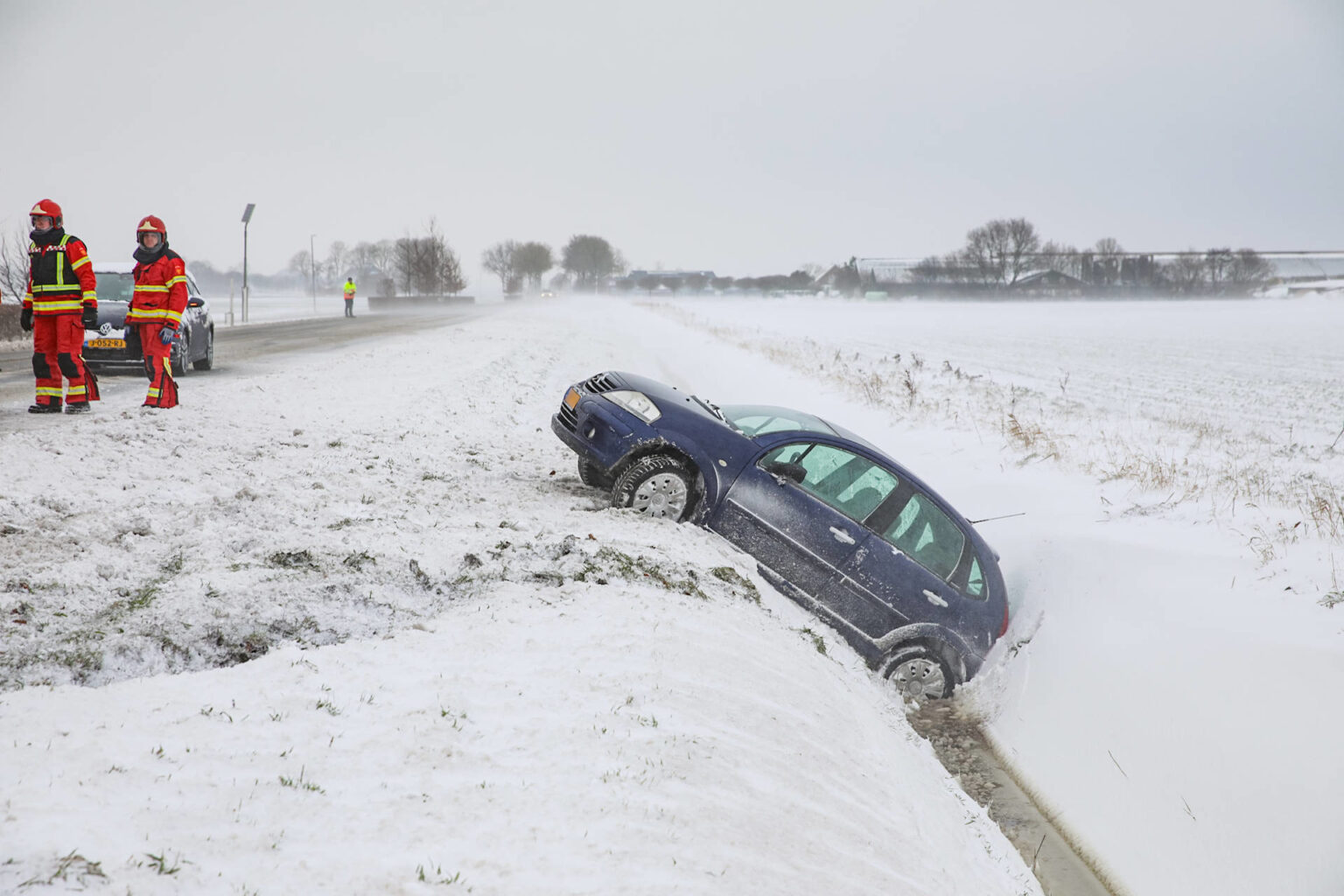 Winters weer zorgt nog steeds voor problemen, auto raakt te water ...