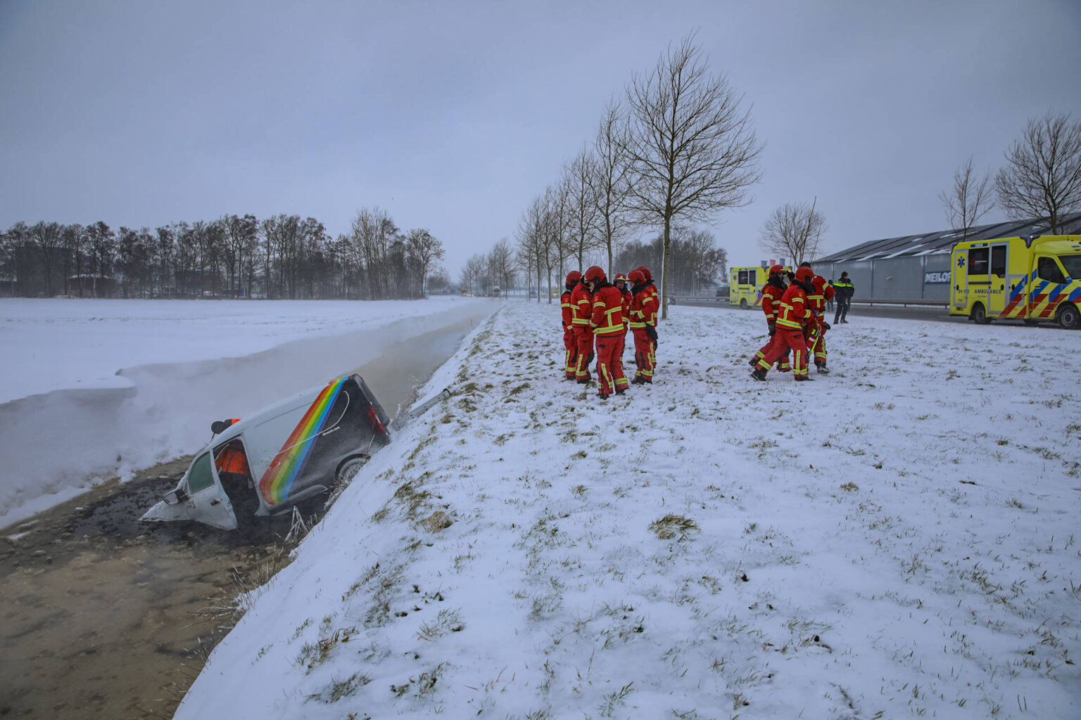 Twee personen bevrijd nadat voertuig in ijskoud water terecht komt ...