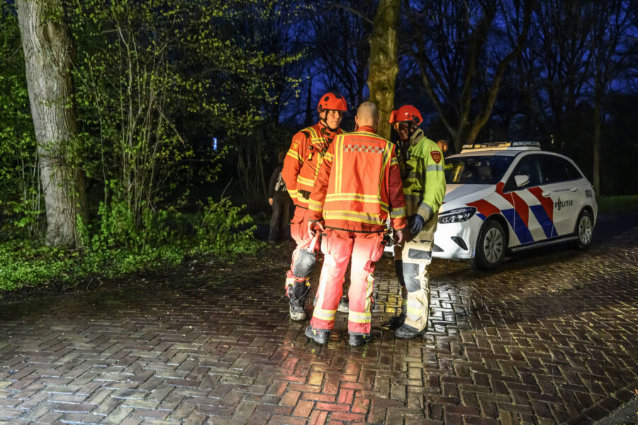Anderhalf uur vast in boom zonder hulp - NoorderNieuws